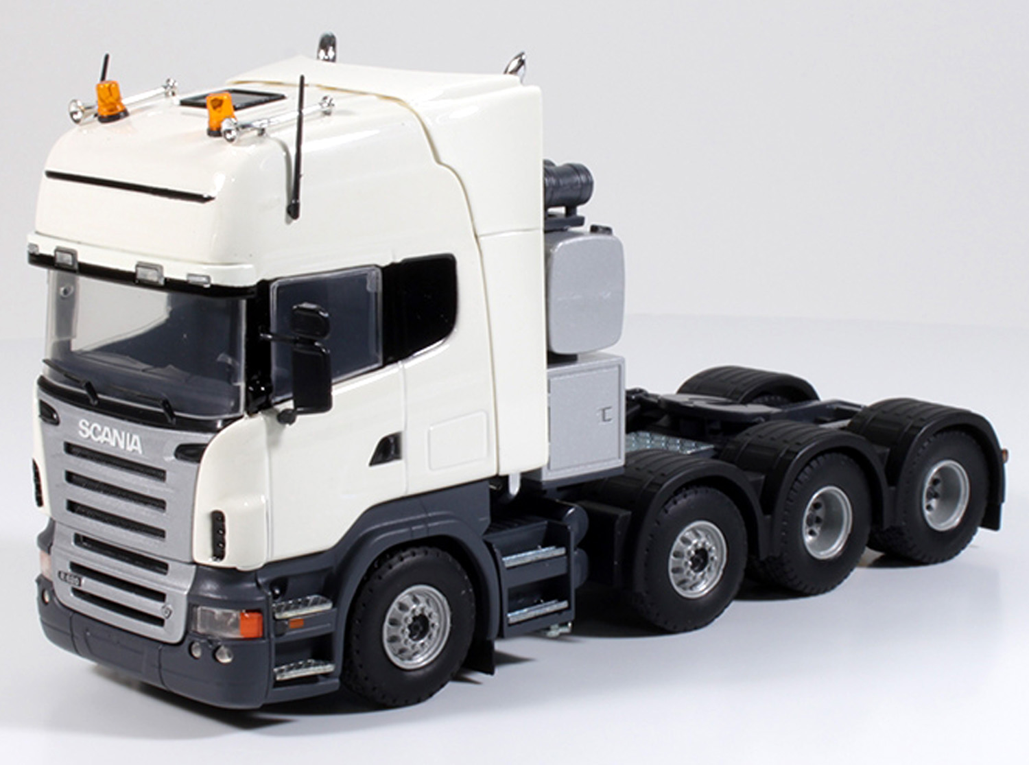 www.scalemodels.de | SCANIA R-Serie Topline 8x4 Solotruck | purchase online